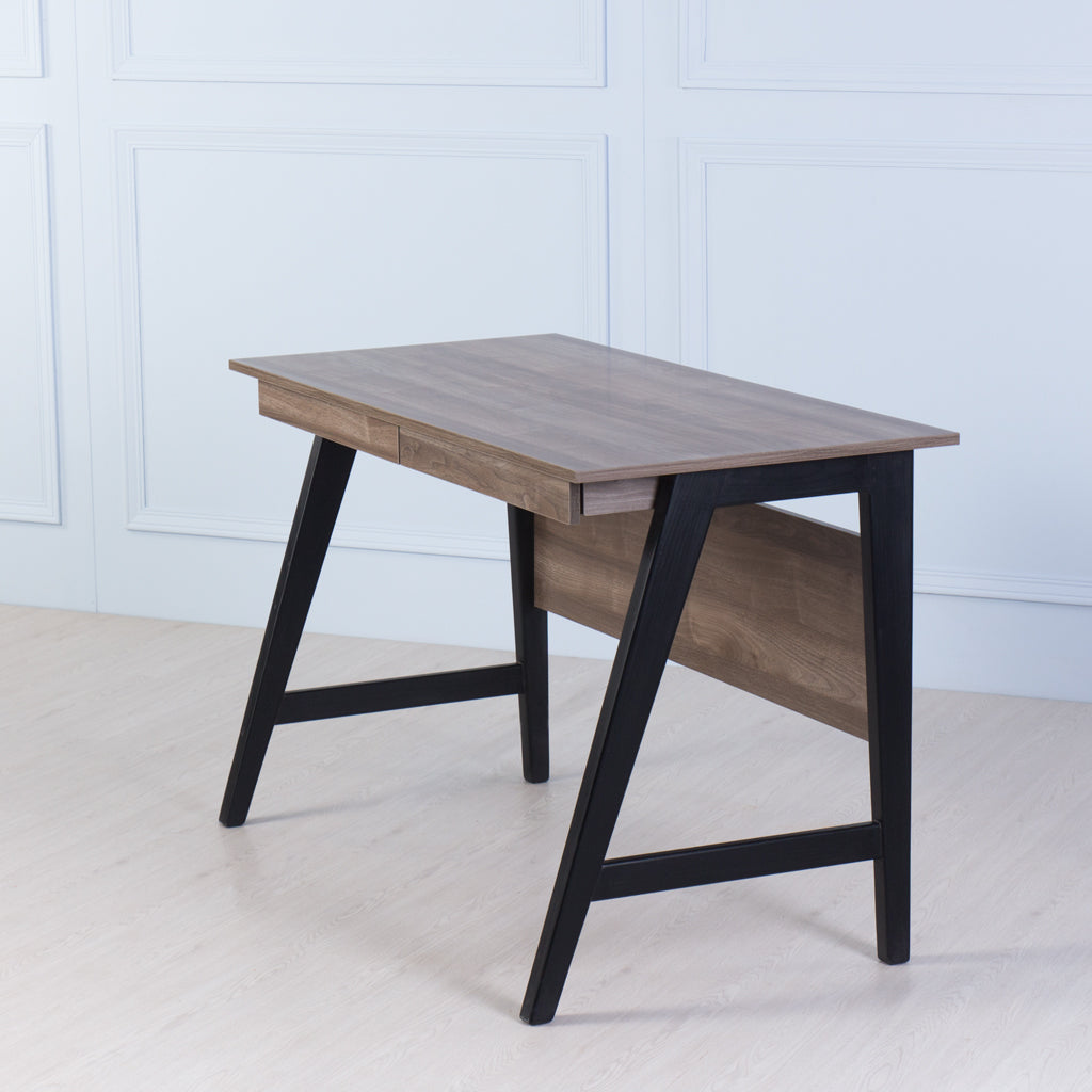 Studio Office Desk with Pine Legs – Hex